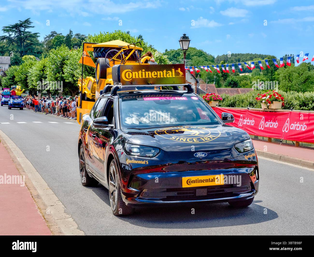 "Continental Tyres" advertising publicity vehicle - part of La Caravane ...