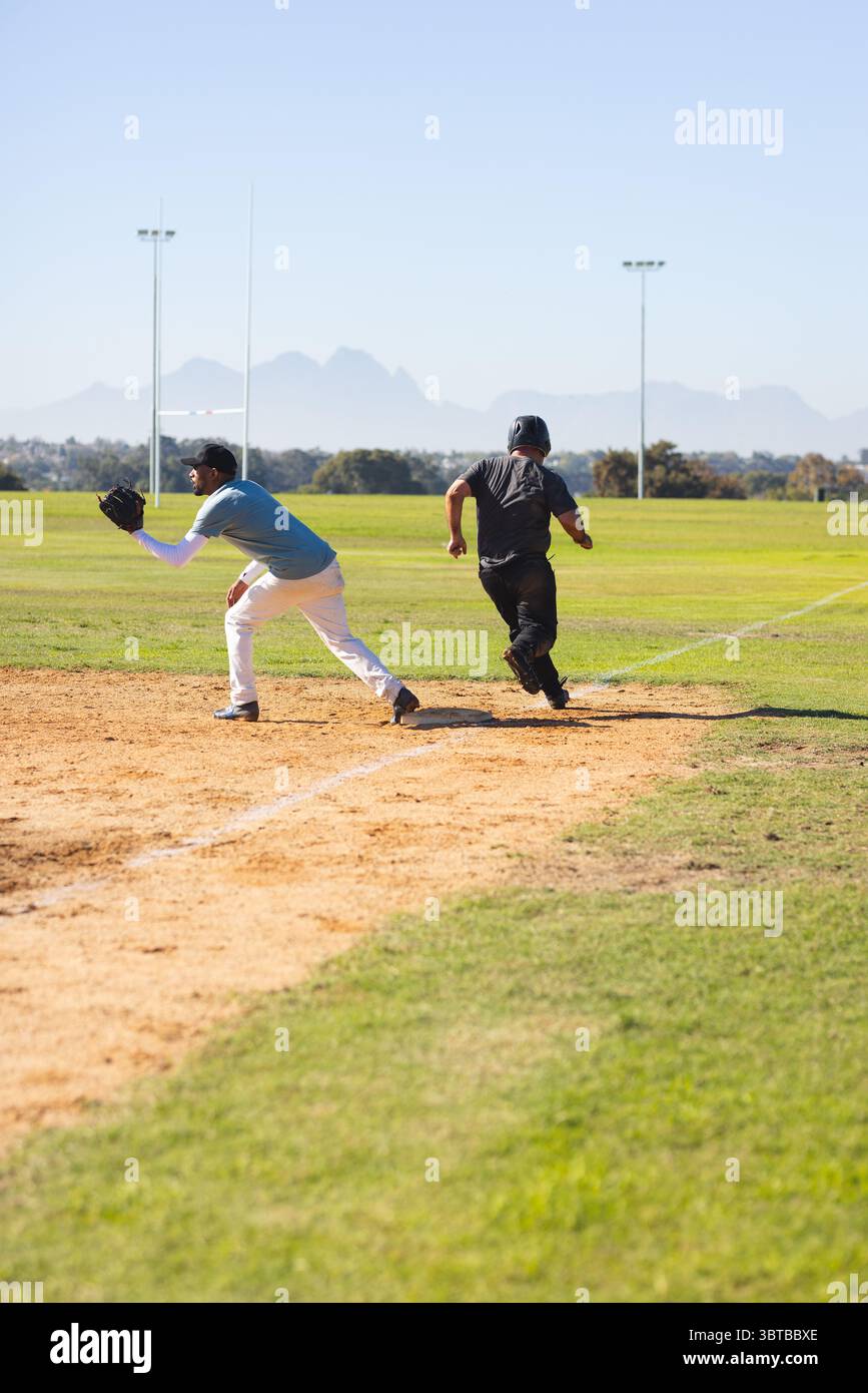 Sprinting toward base bag runner hi-res stock photography and images ...