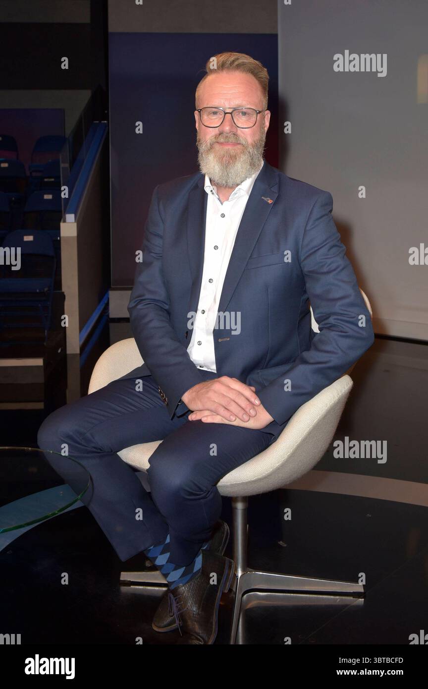 Claus Ruhe Madsen in der ARD-Talkshow maischberger im Studio Berlin ...