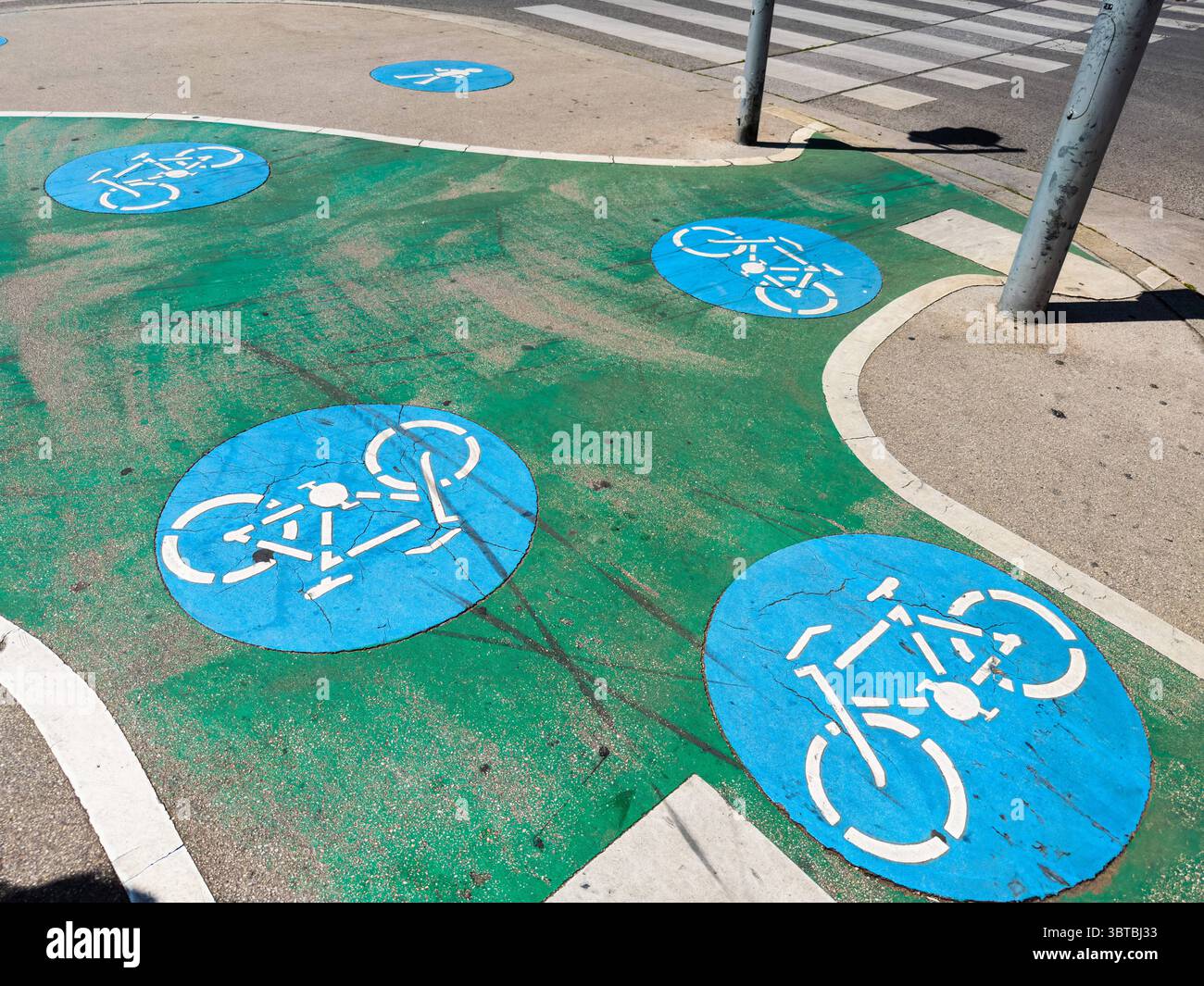 Viele Fahrradweg Piktogramme auf einem Radweg in Wien, Österreich ...