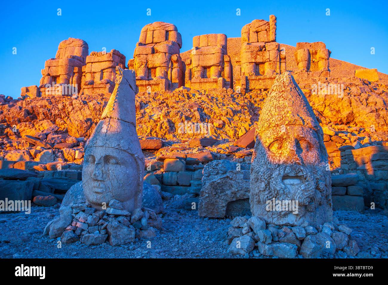 Statues of gods at the top of Nemrut Dagi mountain, Turkey Stock Photo ...