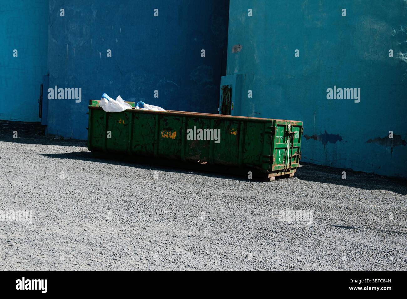 Painted dumpster hi-res stock photography and images - Alamy