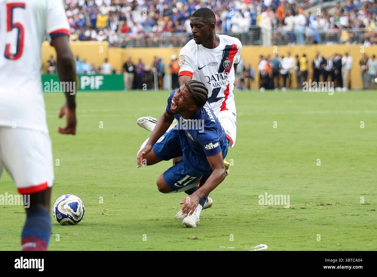 Andrey Santos #17 of Chelsea FC is fouled by Ousmane Dembélé #10 of ...