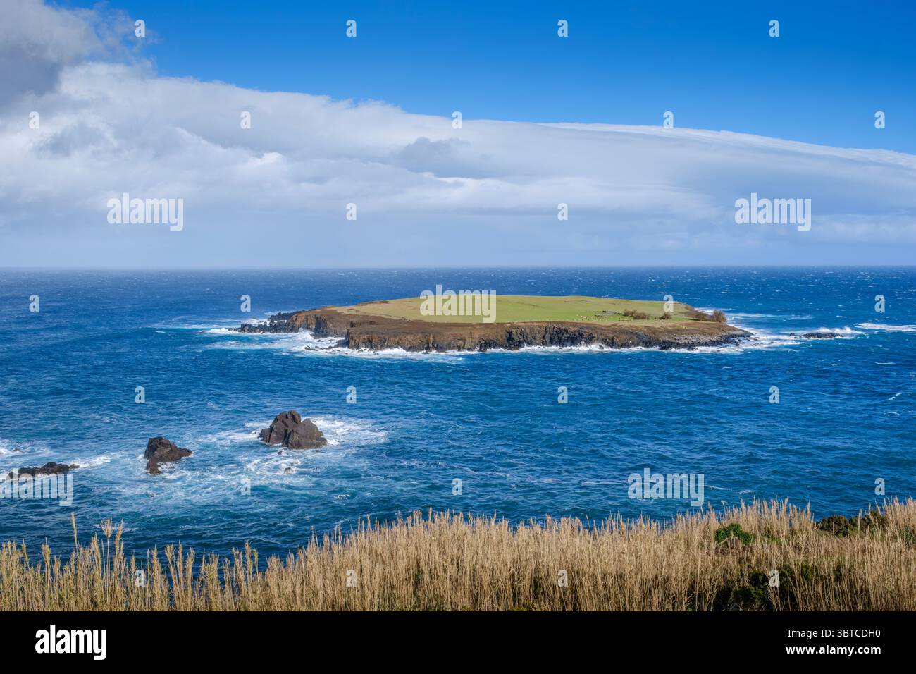 Pristine island surrounded ocean waves hi-res stock photography and ...
