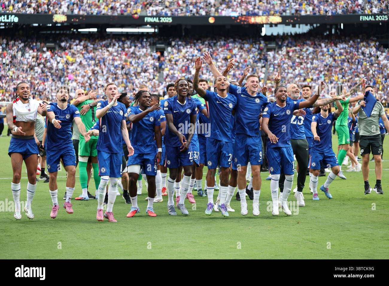 Chelsea FC players celebrating after the victory against Paris Saint ...