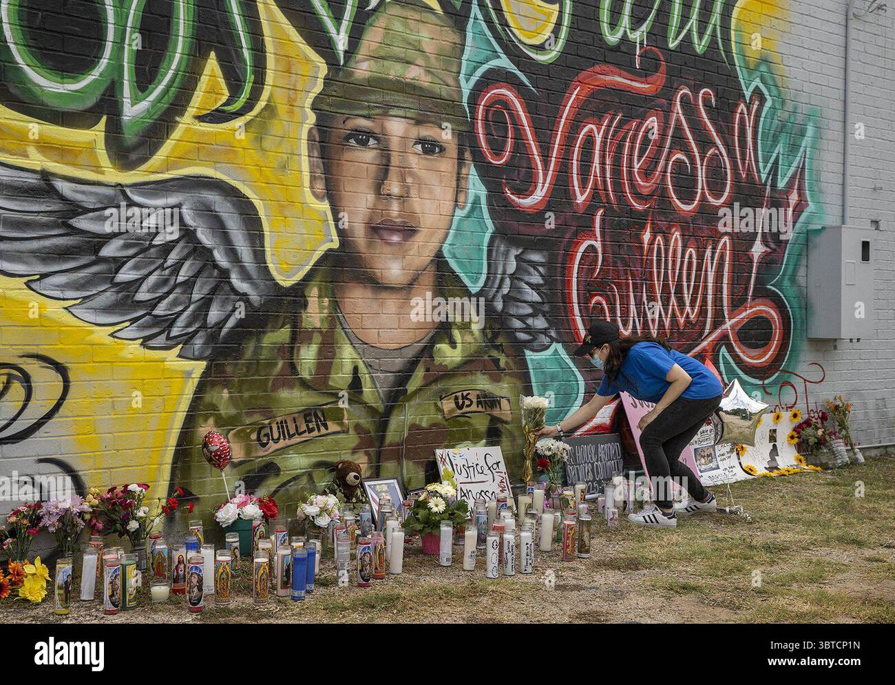 September 4, 2020, USA: Mellisa Mendoza places white roses at a mural ...