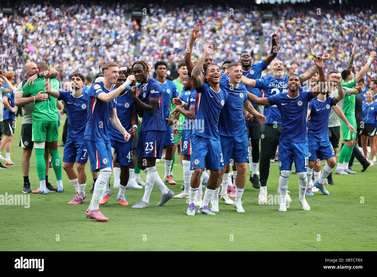 Chelsea FC players celebrating after the victory against Paris Saint ...