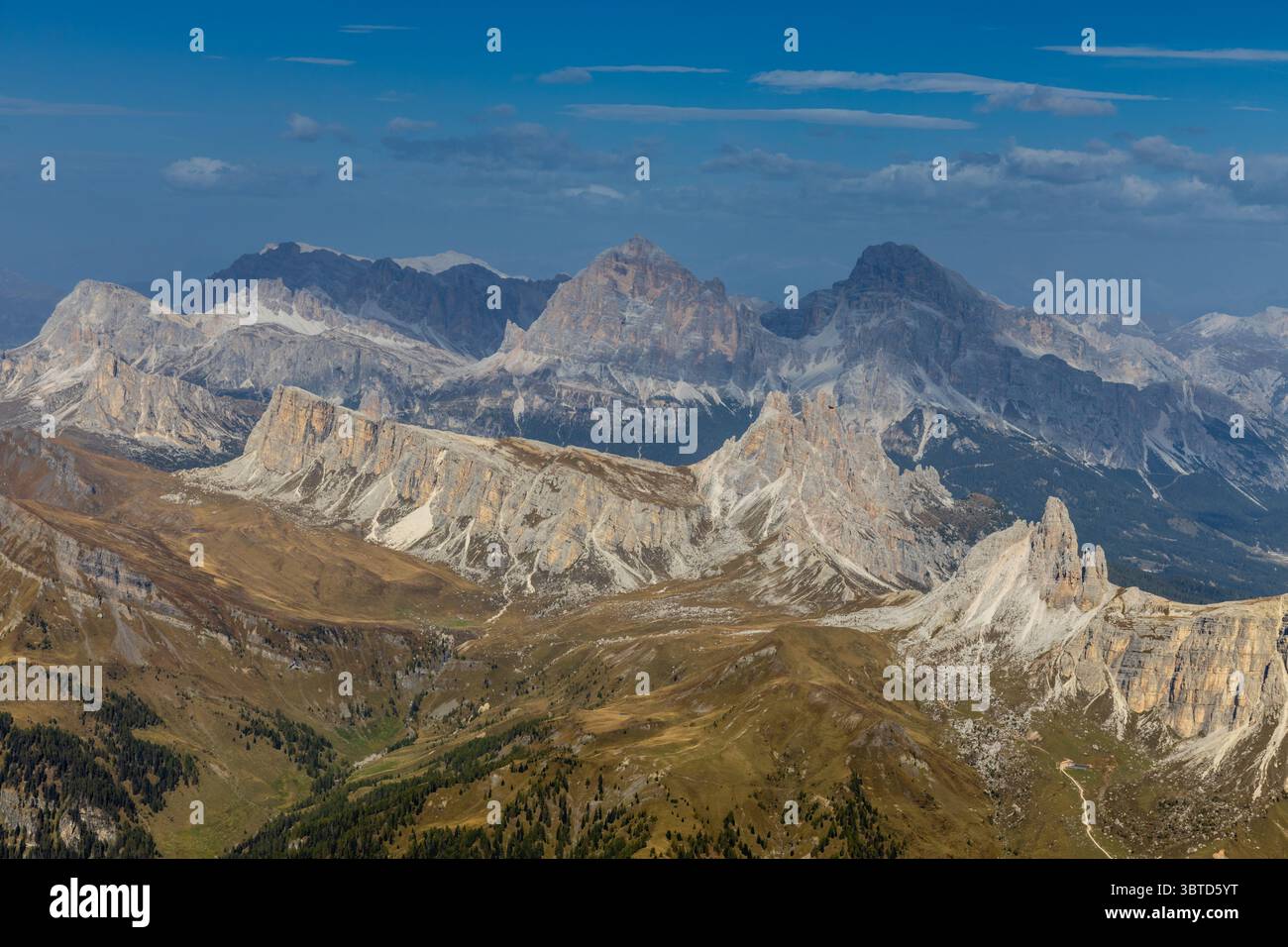 Dolomites mountains, Alpi Dolomiti beautiful scenic landscape in summer ...
