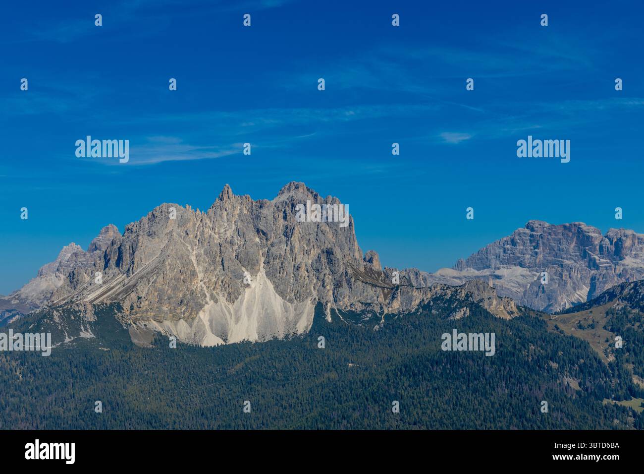 Dolomites mountains, Alpi Dolomiti beautiful scenic landscape in summer ...