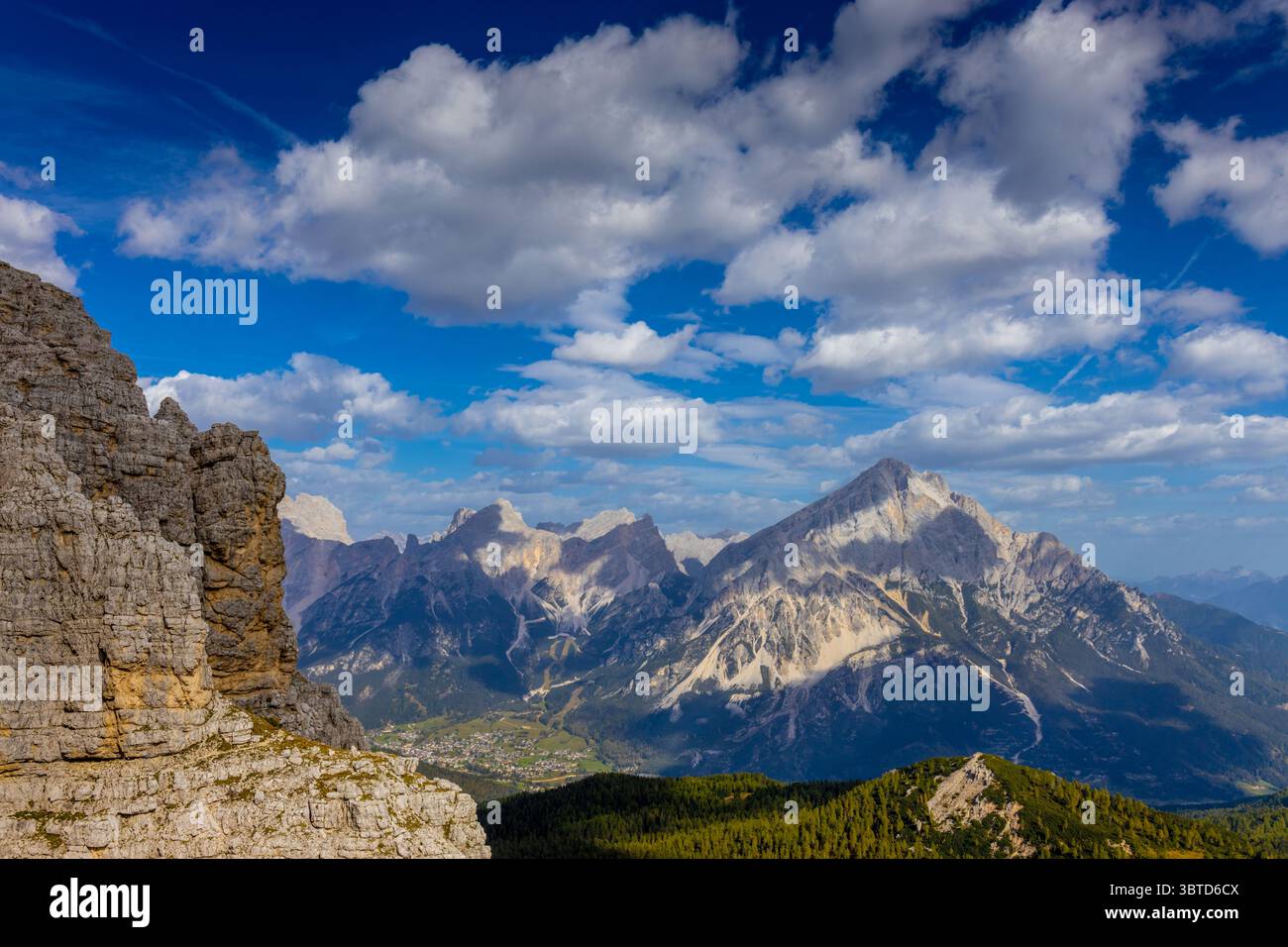 Dolomites mountains, Alpi Dolomiti beautiful scenic landscape in summer ...