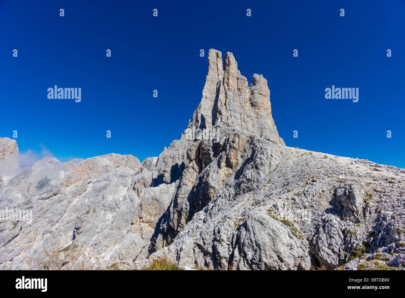 Dolomites mountains, Alpi Dolomiti beautiful scenic landscape in summer ...