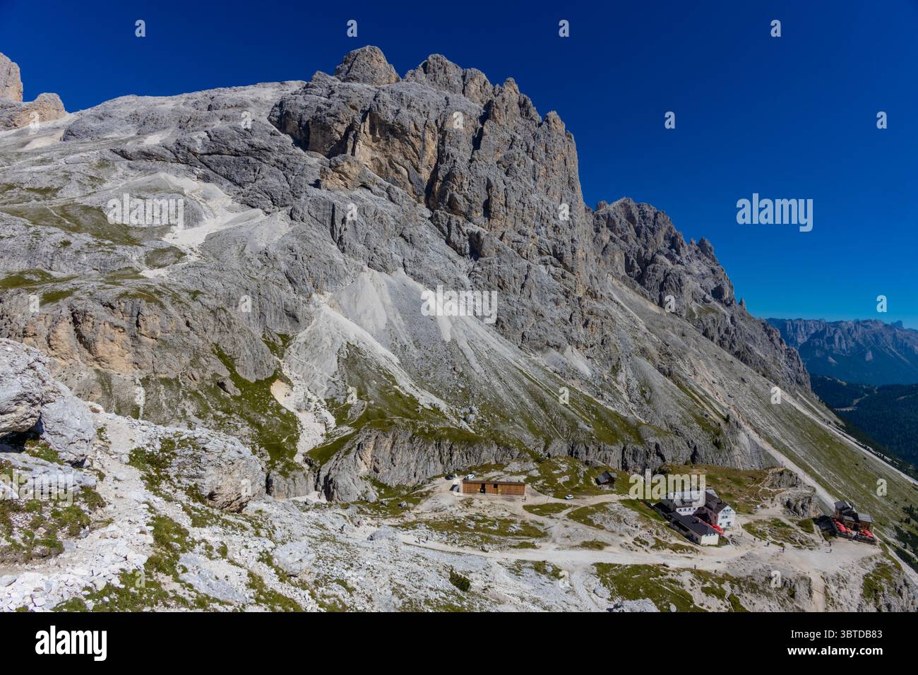 Dolomites mountains, Alpi Dolomiti beautiful scenic landscape in summer ...