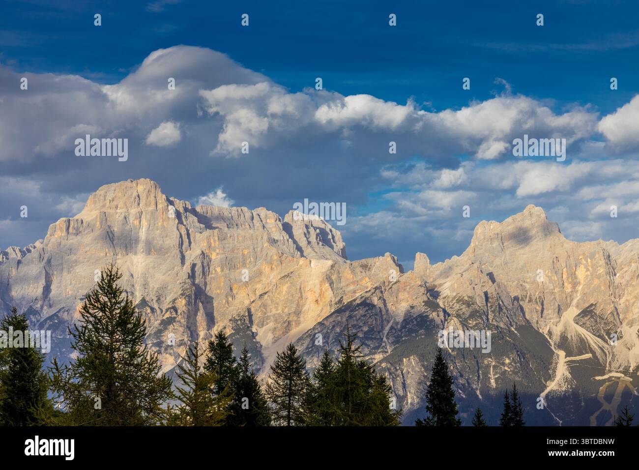 Dolomites mountains, Alpi Dolomiti beautiful scenic landscape in summer ...