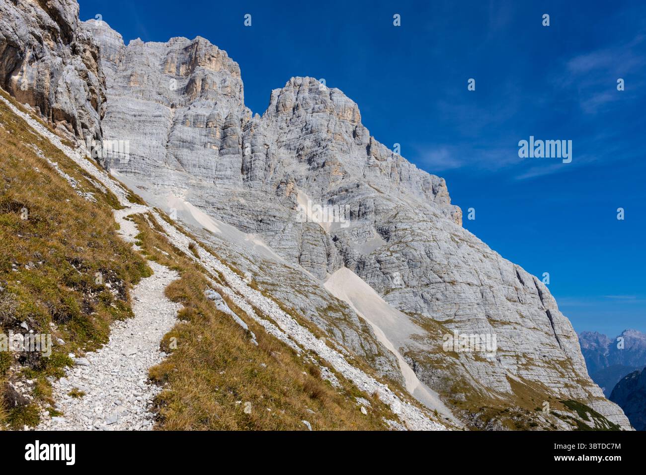 Dolomites mountains, Alpi Dolomiti beautiful scenic landscape in summer ...