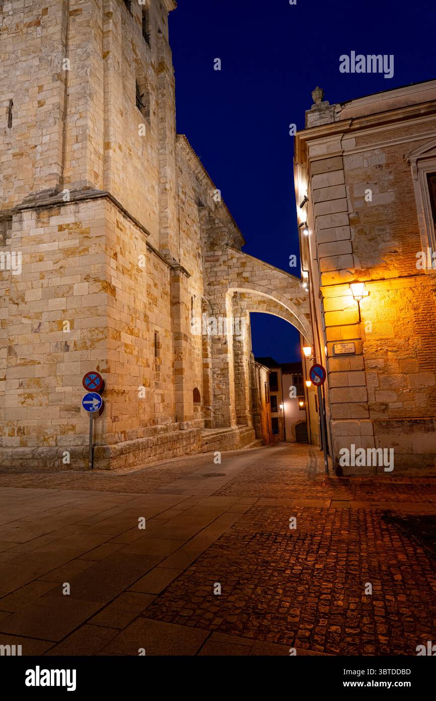 Evening illuminations reveal the stunning architecture of Zamora ...