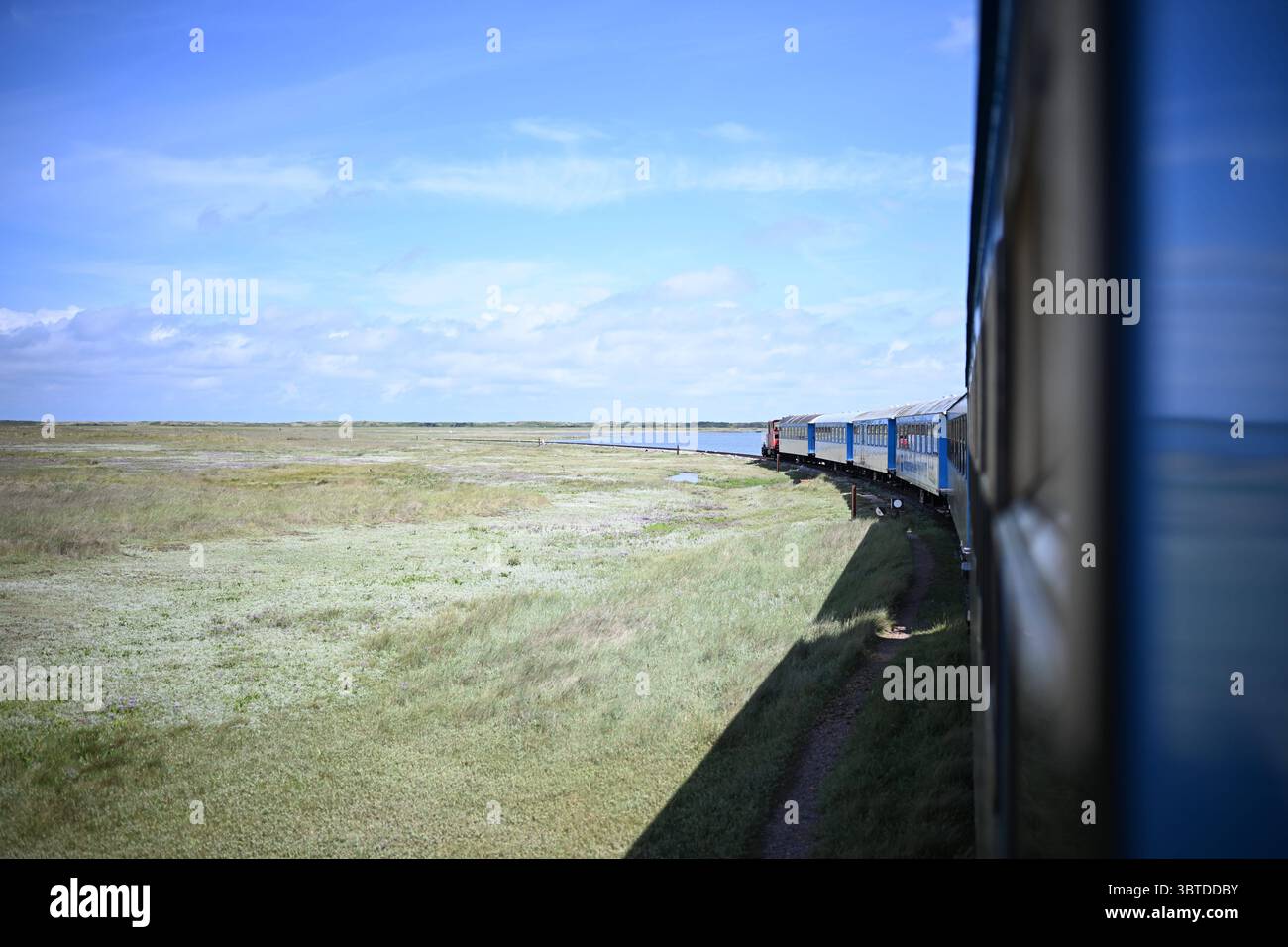 Reise - Wangerooge 2025 am 09.07.2024 Die Inselbahn fährt über die ...