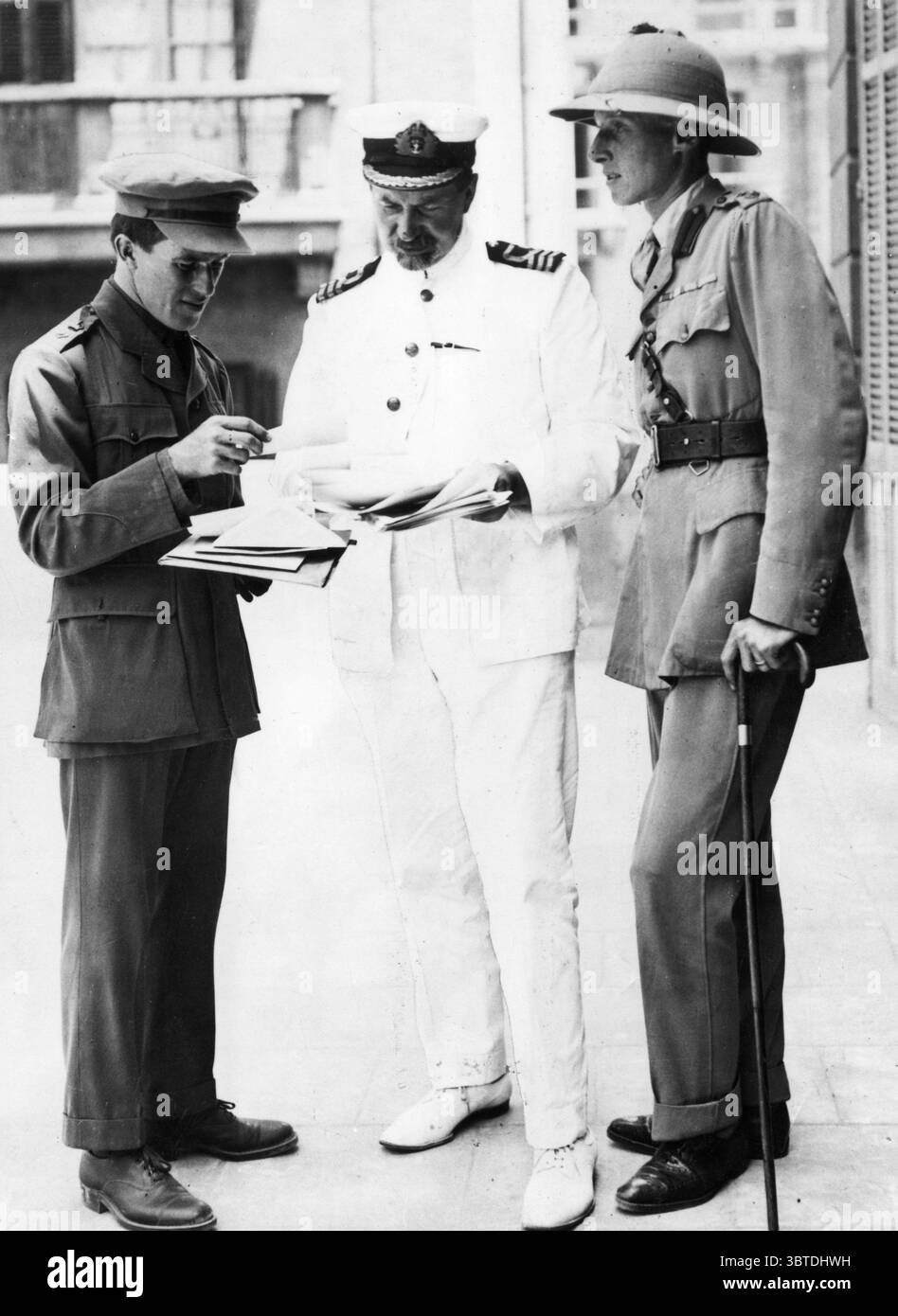 T E Lawrence , Colonel Dawnay and Commander Hogarth , Lawrence , chief ...