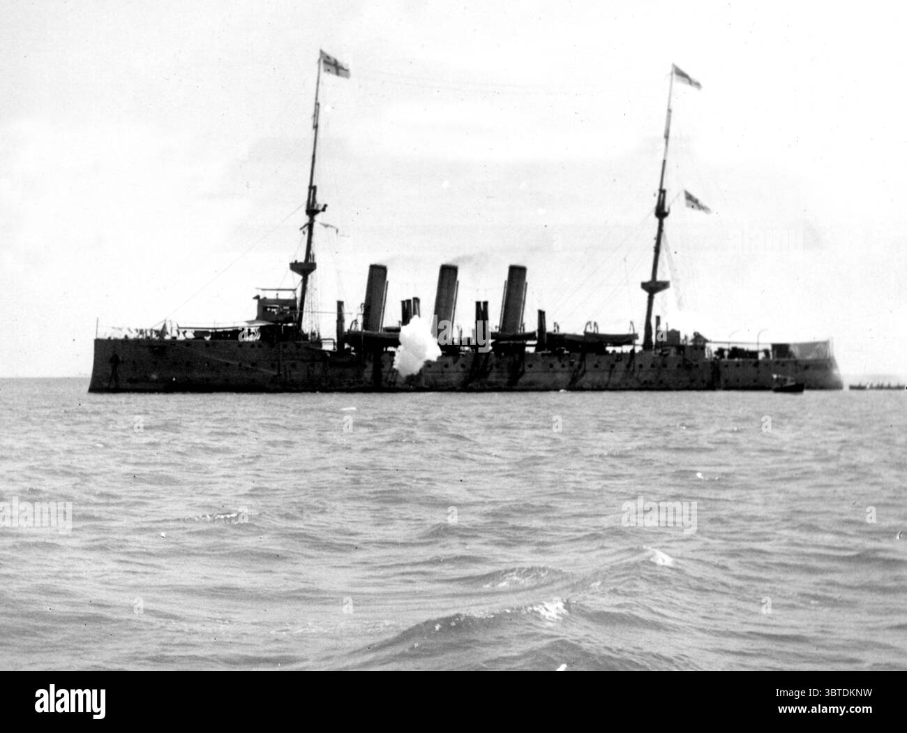 HMS Hyacinth ( flagship ) firing salute of 21 guns on the Sultan 's ...