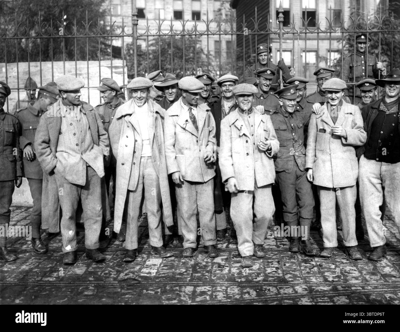 Men of the 3rd Middlesex Regiment , 28th Division with British ...