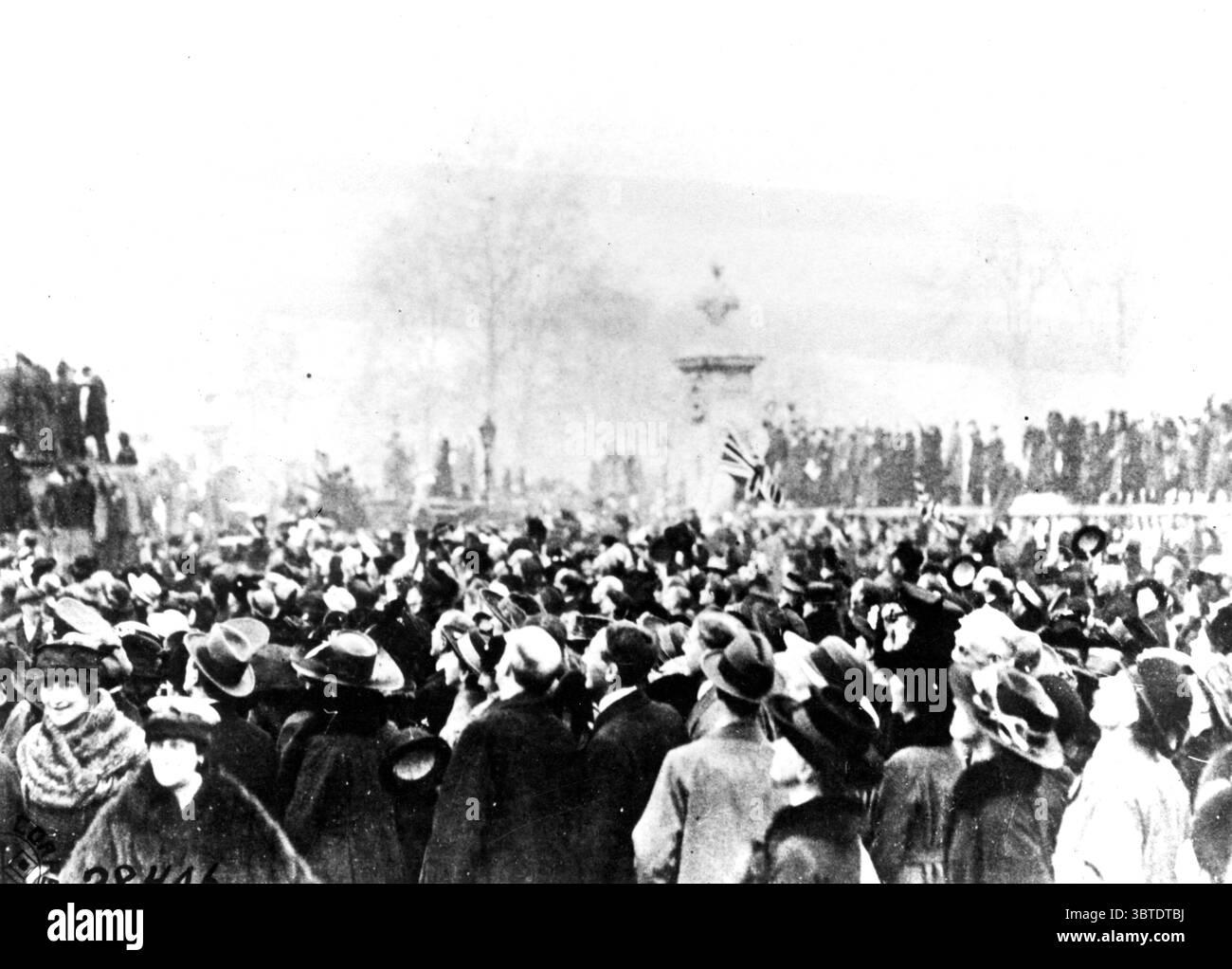 Crowd at Buckingham Palace celebrating signing of Armistice , London 11 ...