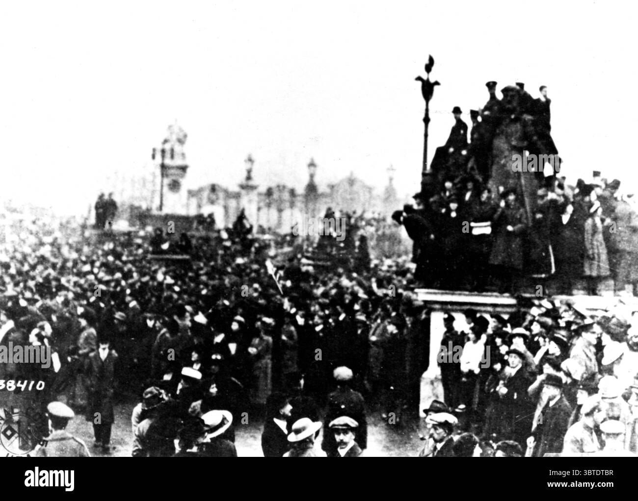 Crown in the Mall , London , Armistice Day , 11 November 1918 *** Local ...
