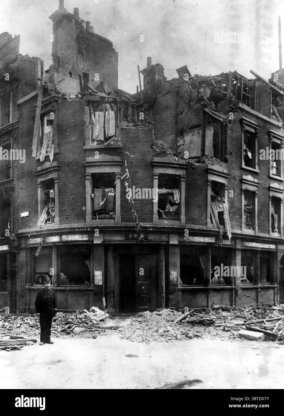 Ww1 london bomb Black and White Stock Photos & Images - Alamy