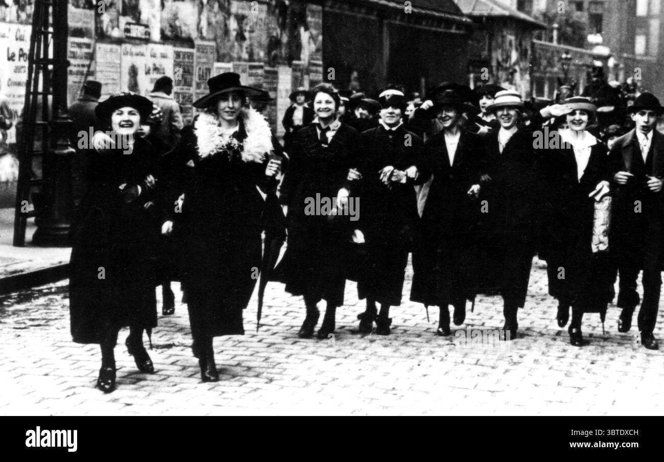 Paris 1914 1918 Black and White Stock Photos & Images - Alamy