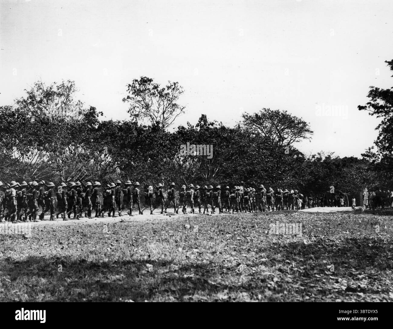 British South Africa Police column marching through Fort Roseberry en ...