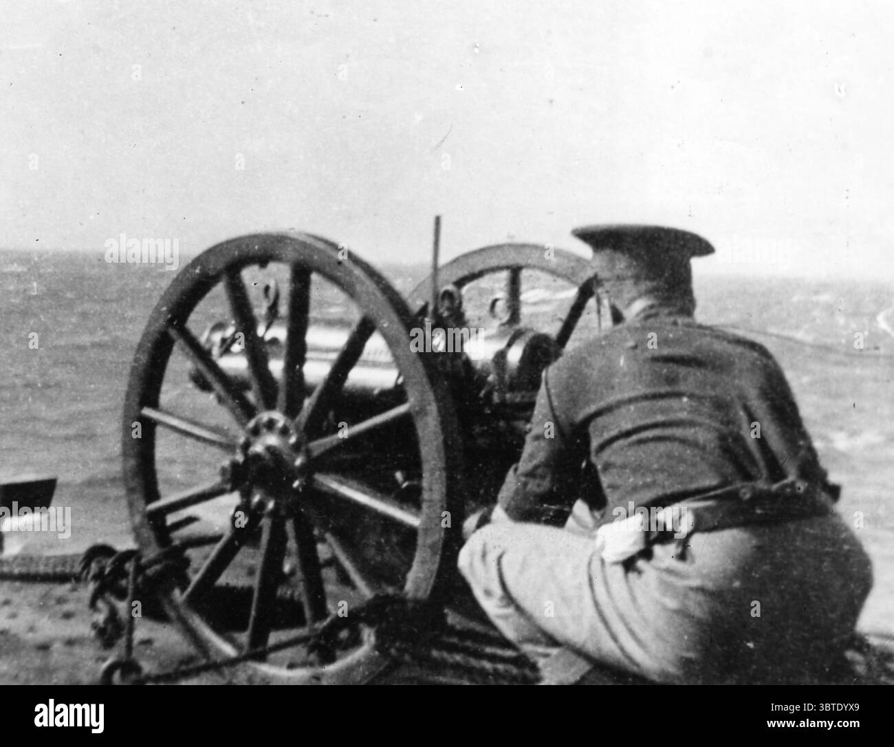 Ship mounted gun hi-res stock photography and images - Alamy