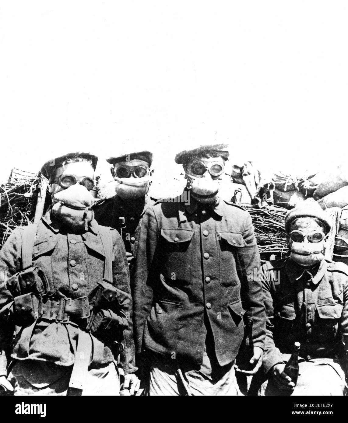 World war 1 trench gas masks hi-res stock photography and images - Alamy