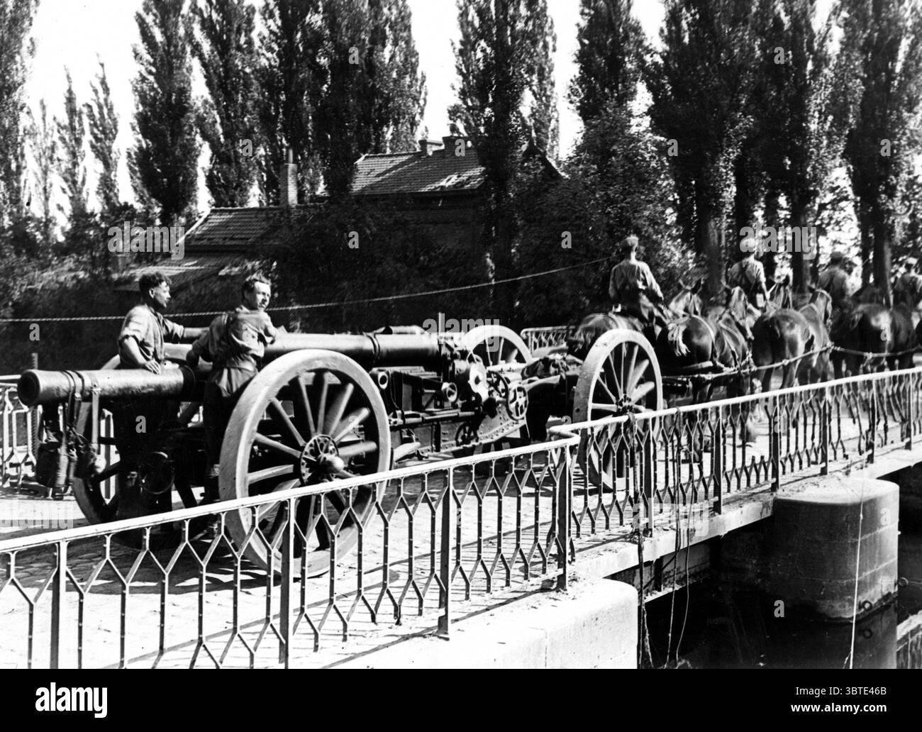 German soldiers moving their artillery forward over a bridge . 1914 ...