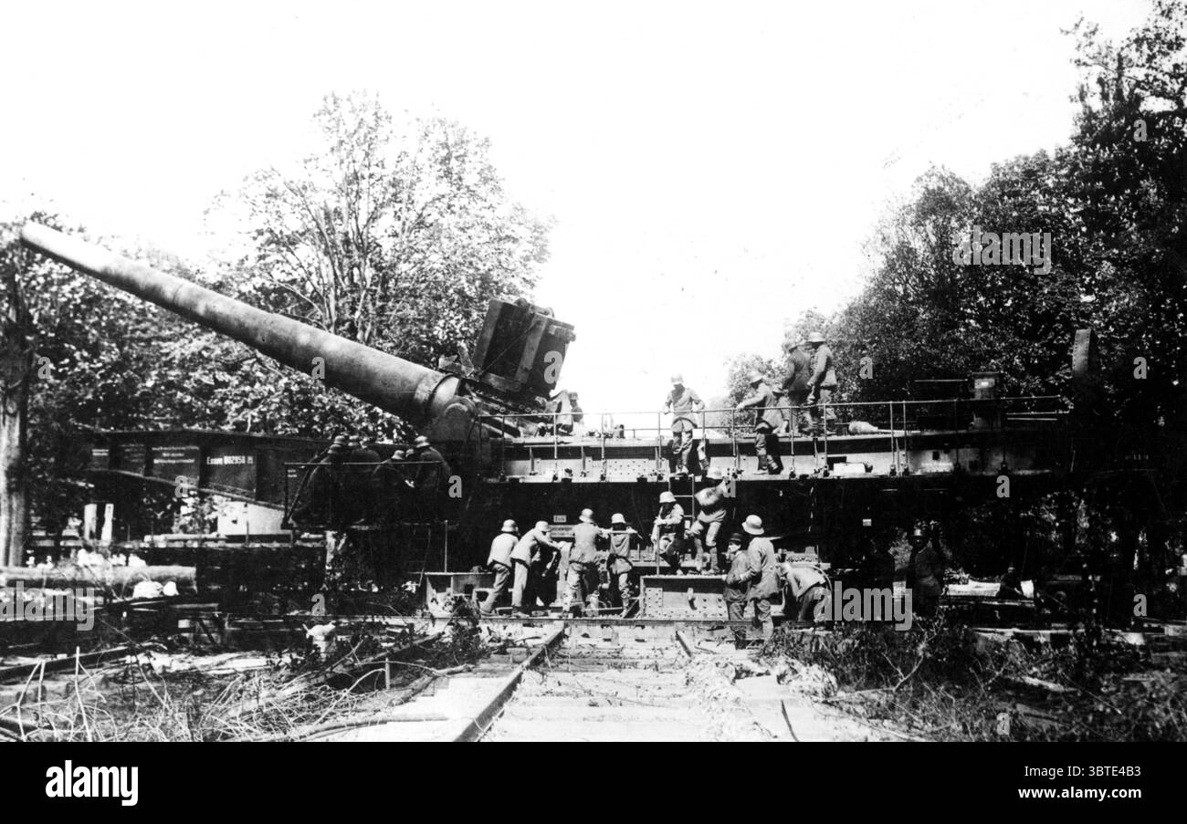 Heavy German gun mounted on railway carriage , Western Front Stock ...