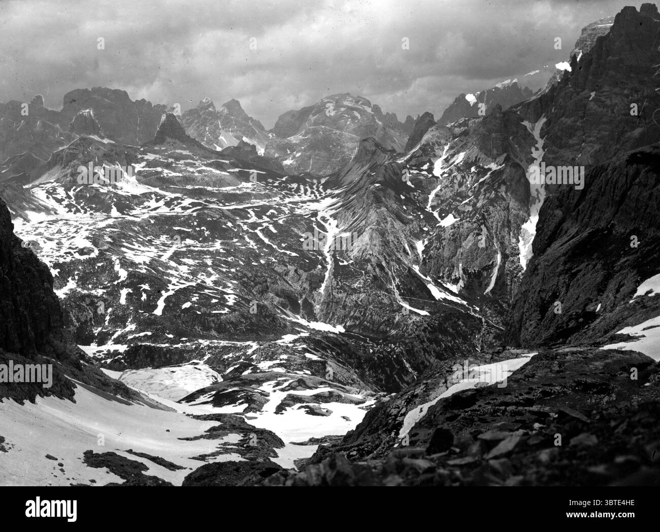 Ledge floor Black and White Stock Photos & Images - Alamy