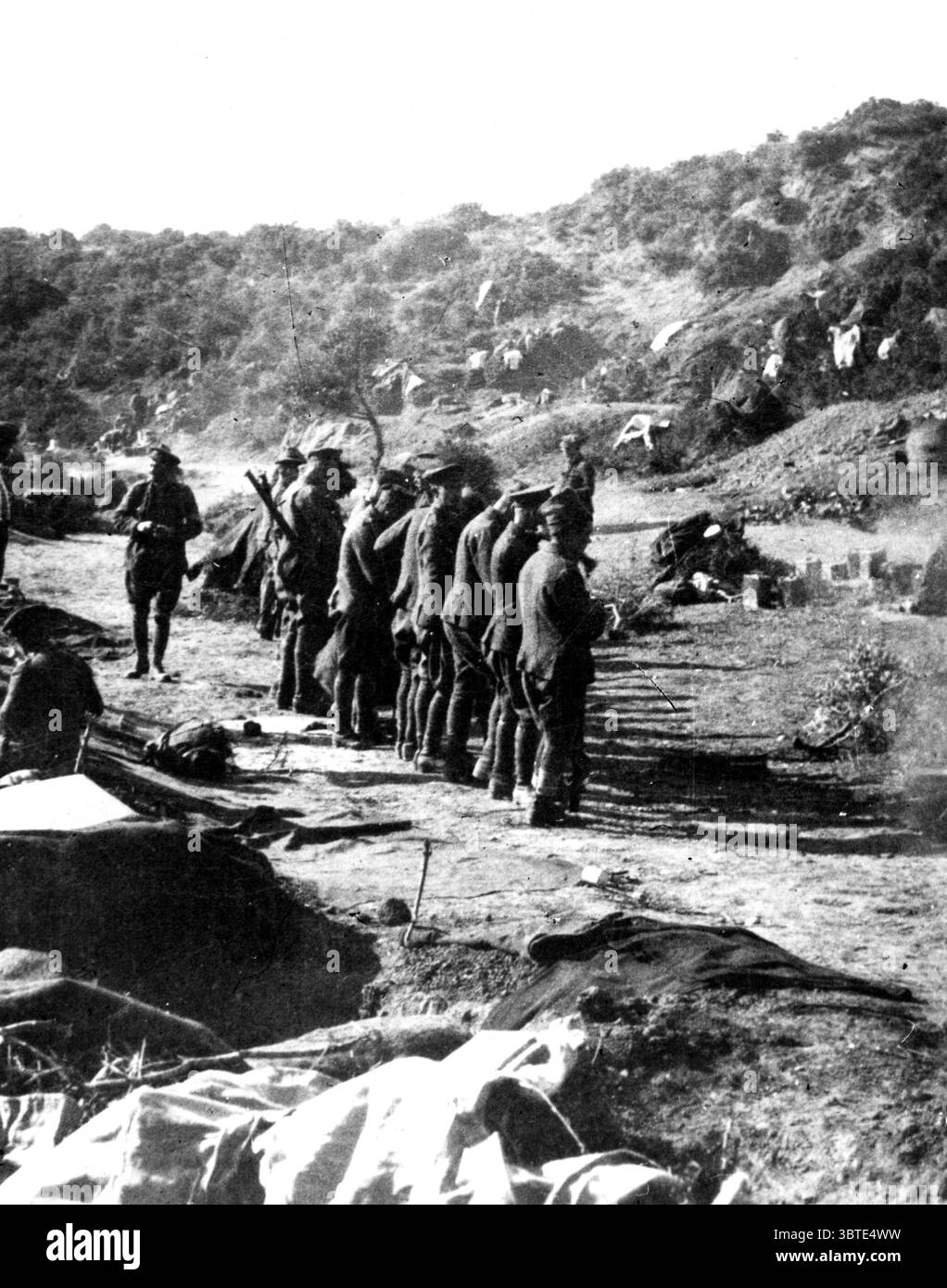 Suffolk Yeomanry preparing for the trenches , Anzac . 1915 Stock Photo ...
