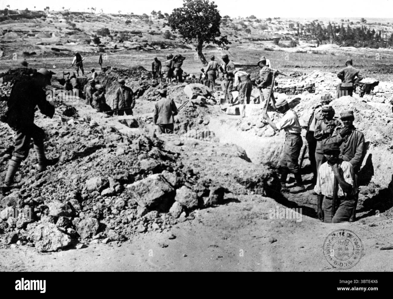French soldiers digging a reserve line Stock Photo - Alamy