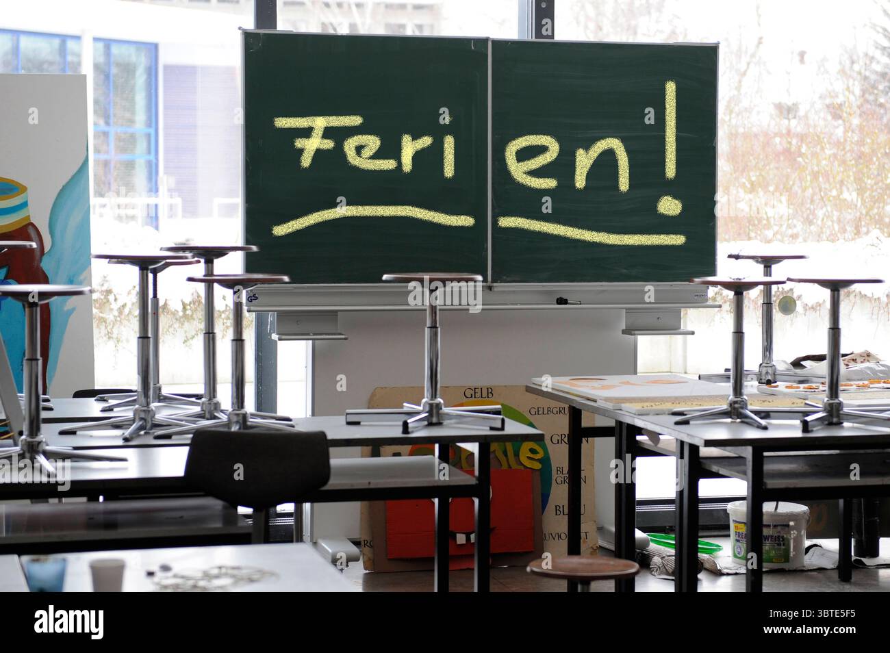 FOTOMONTAGE,Themenfoto:Ferien,Ferienbeginn. Leeres Klassenzimmer ...