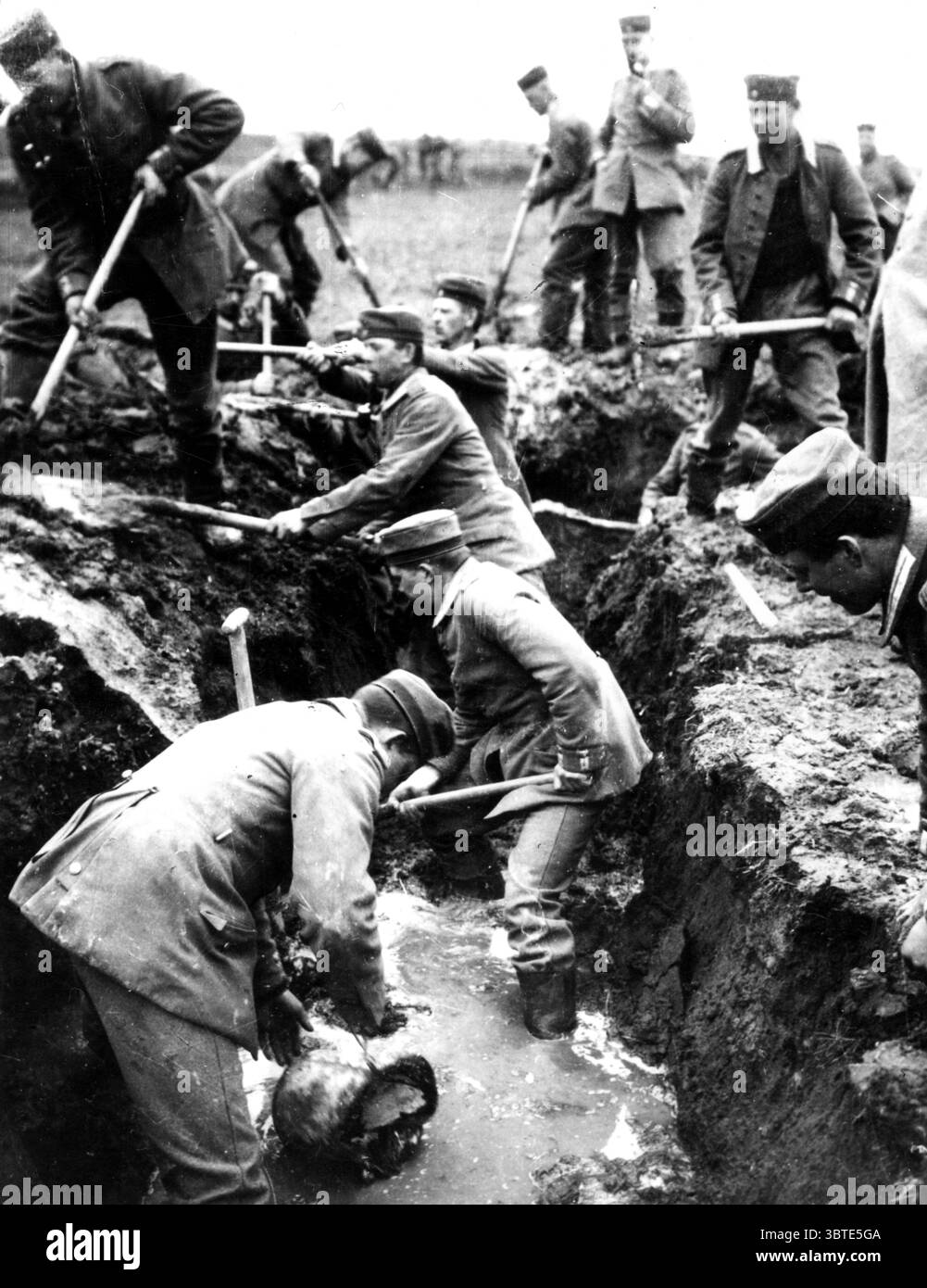 German troops building trenches at Memel Stock Photo - Alamy