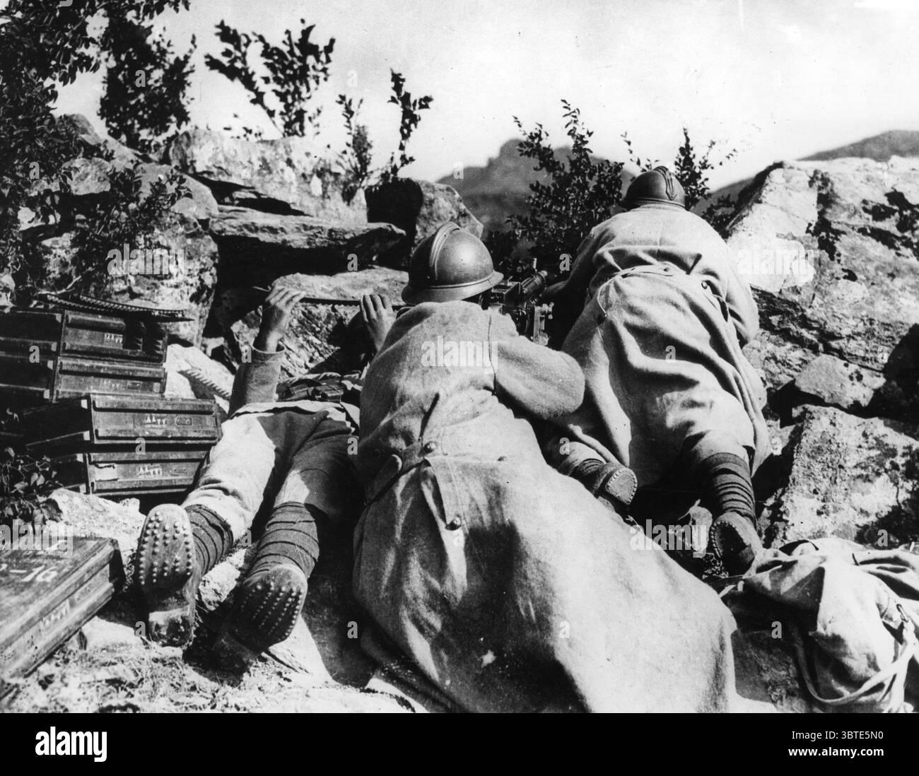 Hotchkiss model 1930 heavy machine gun hi-res stock photography and ...