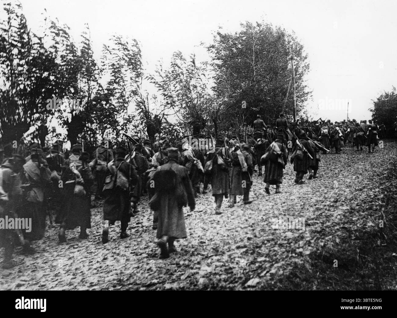 Reinforcements for the Serbian Army . The 5th regiment arrives at the ...