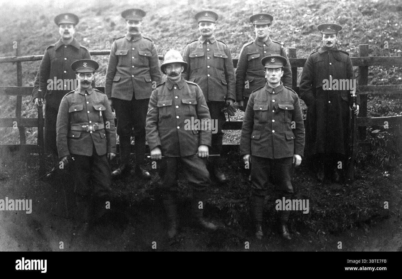 Soldiers posing group portrait hi-res stock photography and images - Alamy