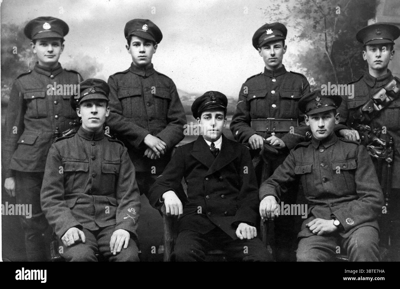 A group of unknown soldiers from a selection of units to the front row ...