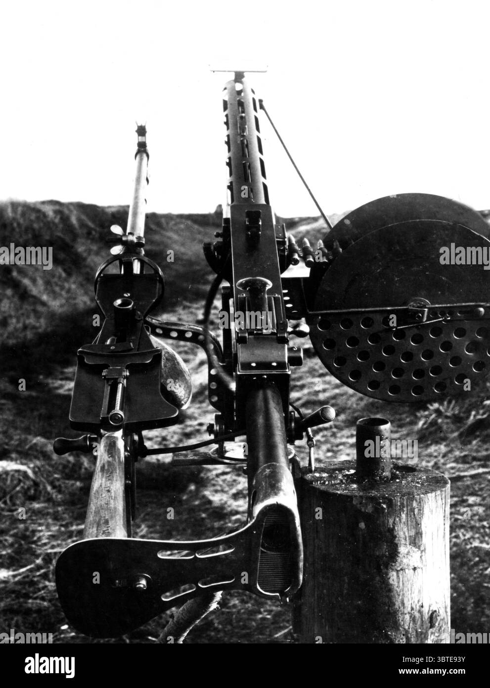 World War One - Aviation A light German machine-gun combined with a ...