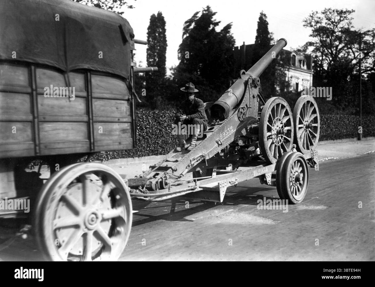 World War One - Western Front American troop and artillery gun at St ...