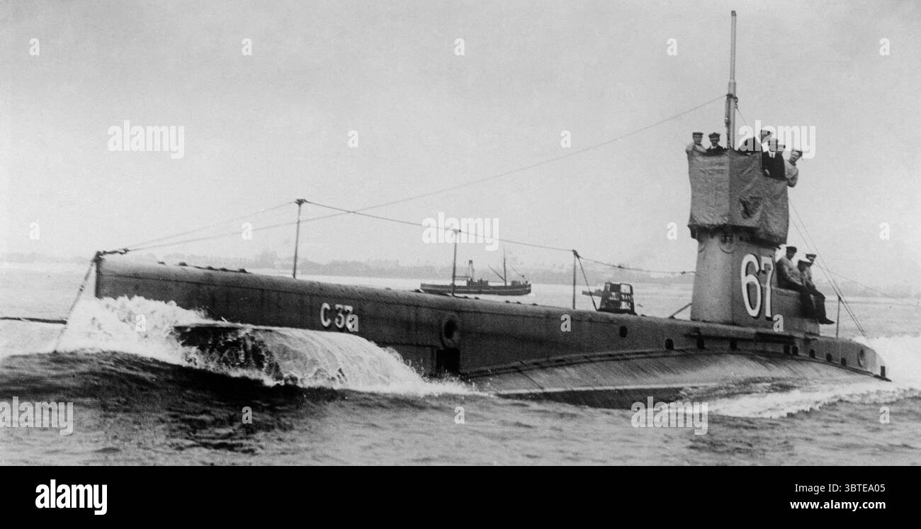British Royal Navy . Officers and crew on the conning tower of HM ...