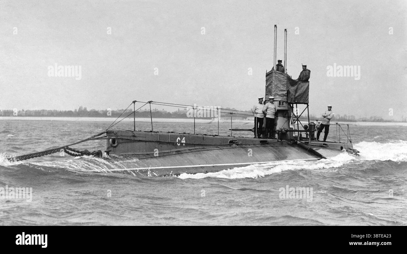 British Royal Navy . HM Submarine C4 with her crew on deck . 1914 HMS ...