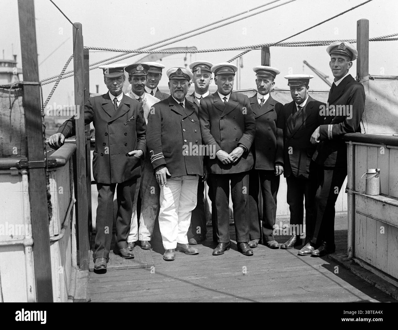 Navy Official . " Discovery " . The RRS Discovery was the last wooden ...