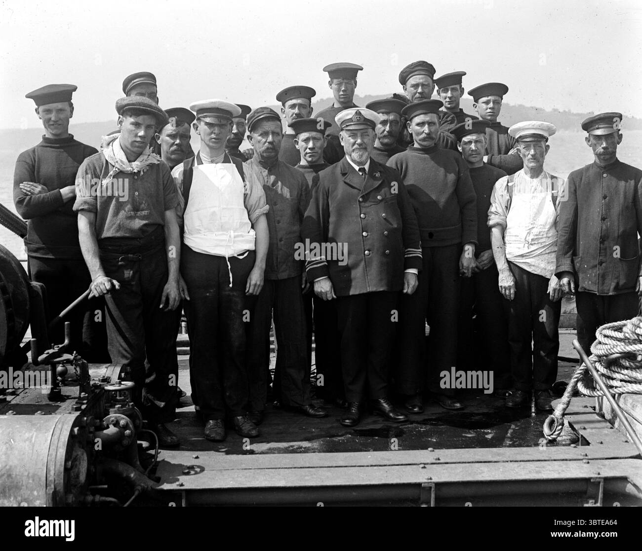 Navy Official . " Discovery " . The RRS Discovery was the last wooden ...
