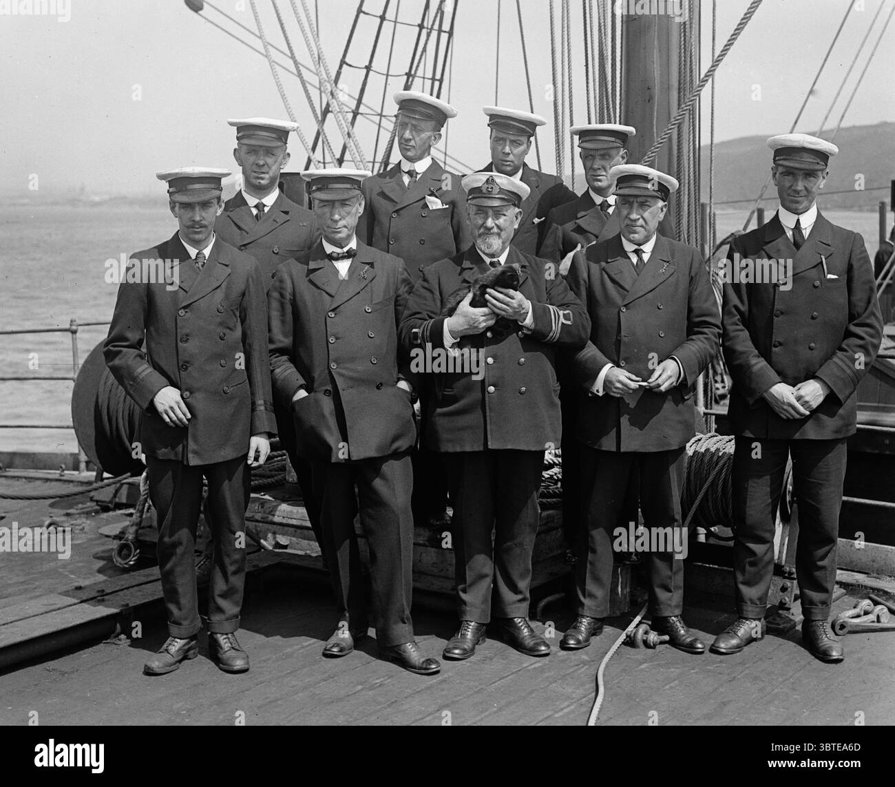 Navy Official . " Discovery " . The RRS Discovery was the last wooden ...