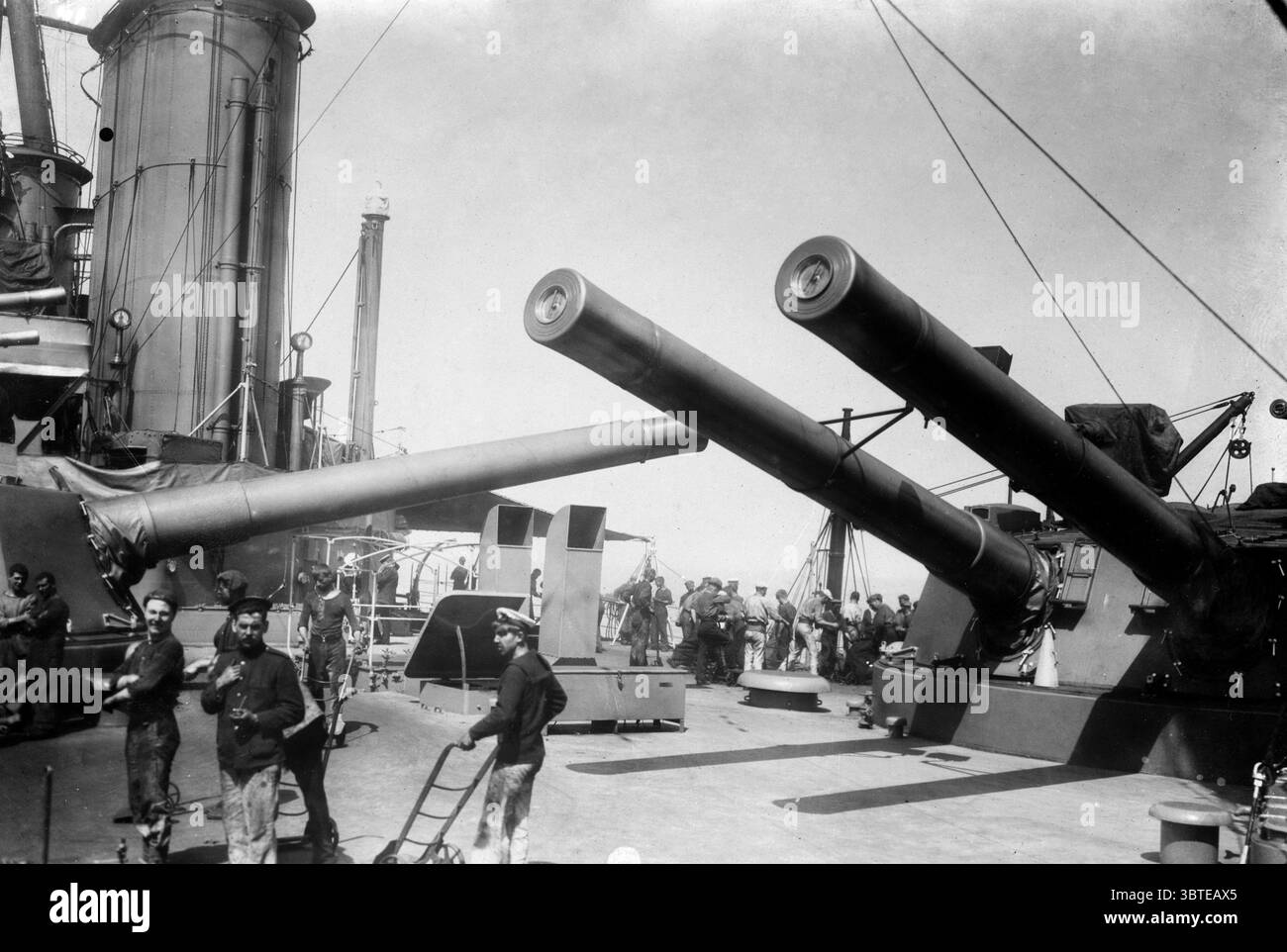 British Royal Navy . HMS Indomitable , an Invincible class battle ...