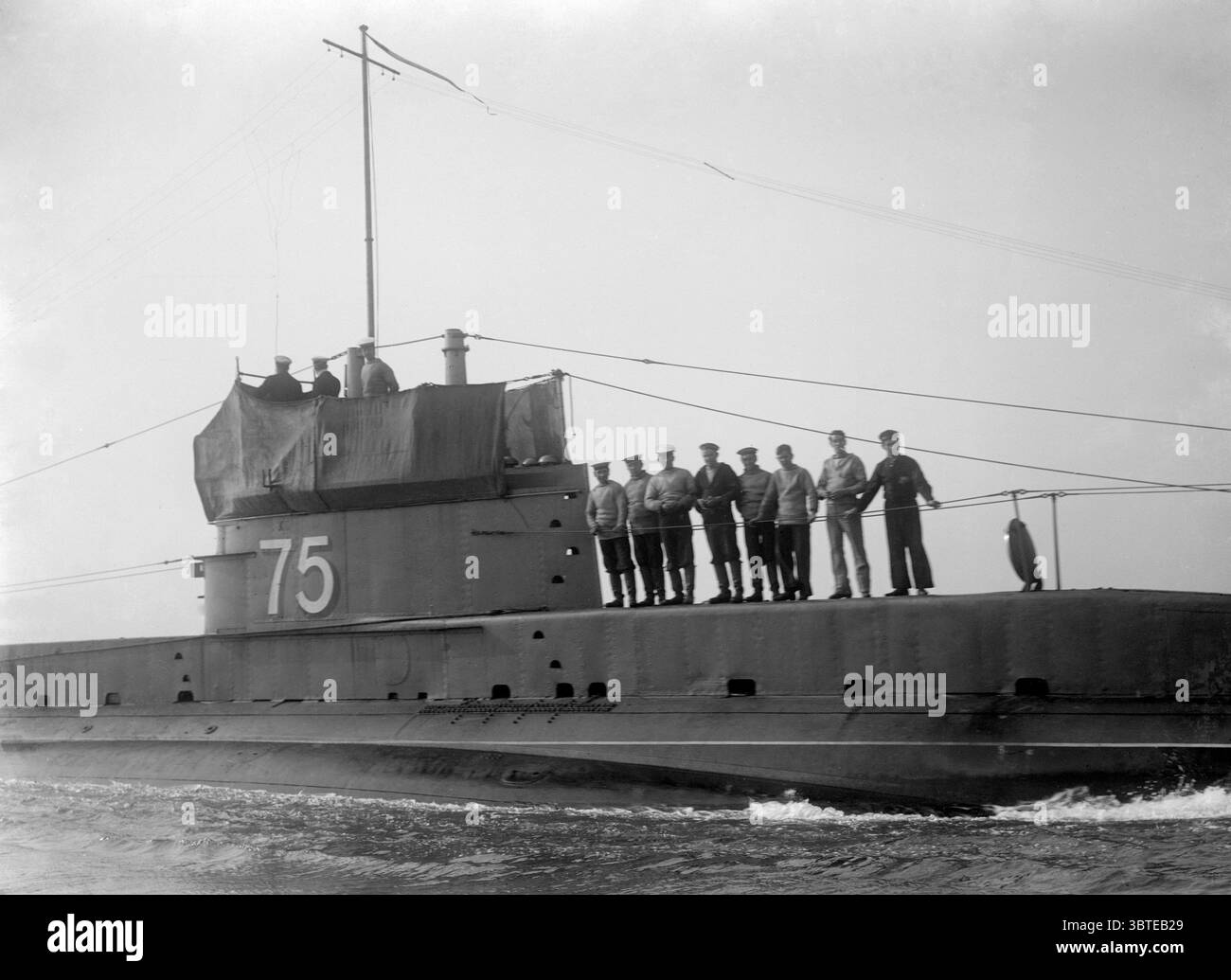 British Royal Navy . Officers and crew of HM Submarine D5. 1914 HMS D5 ...